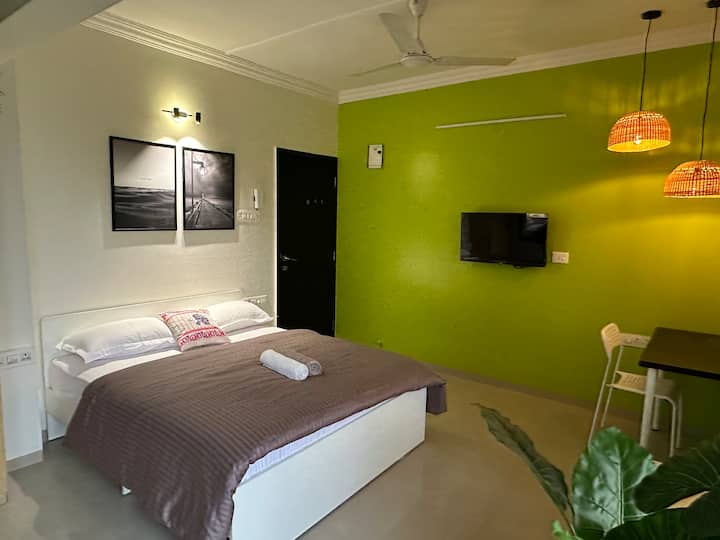 Spring: Studio Apt | Ac Balcony Wifi Kitchenette - Pune