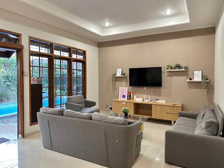 Ubud Villa Bandung, Pasteur 4br Villa With Pool - Bandung