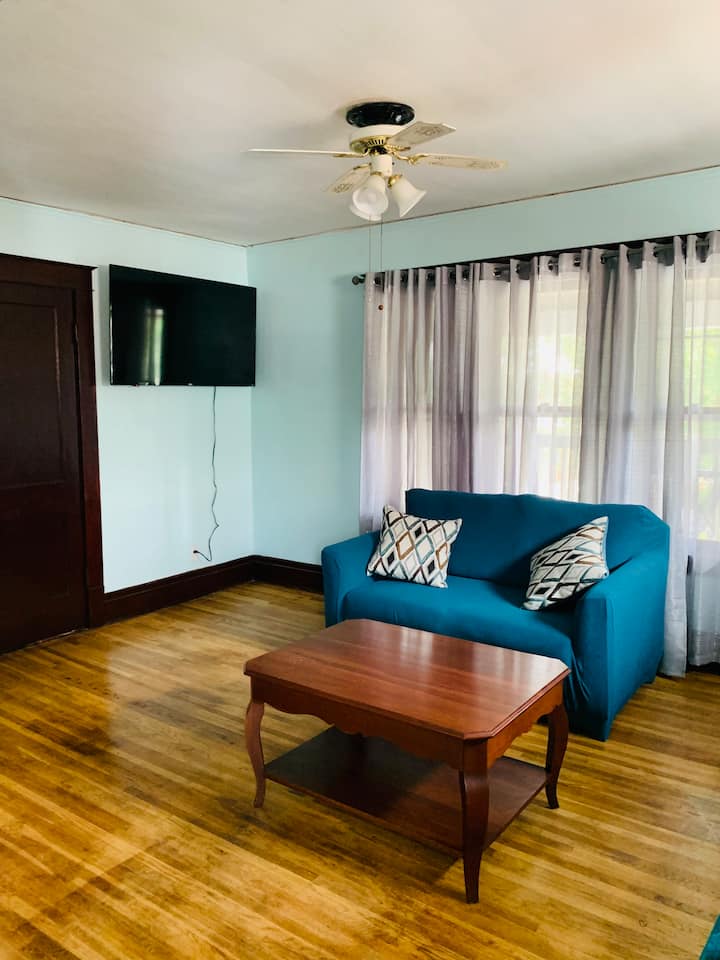 2 Bedroom Upper Apartment 7 Minutes From The Falls - Niagara Falls, NY