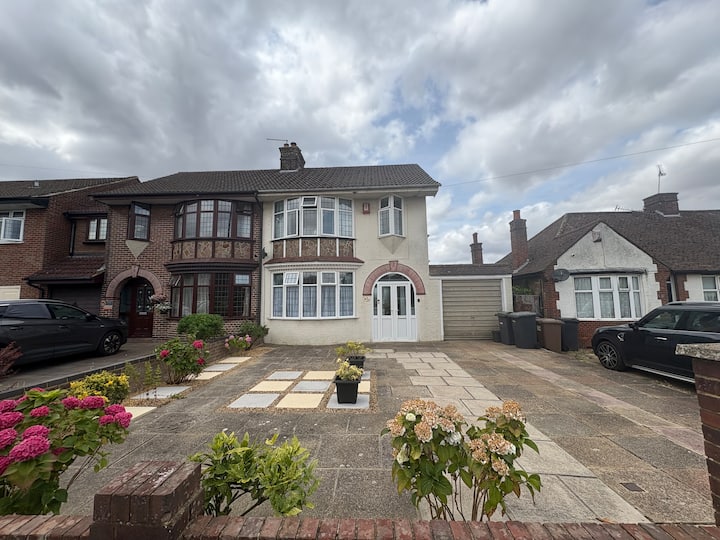 Sleeps 7, Has Parking & Only 6 Mins From Airport - Luton