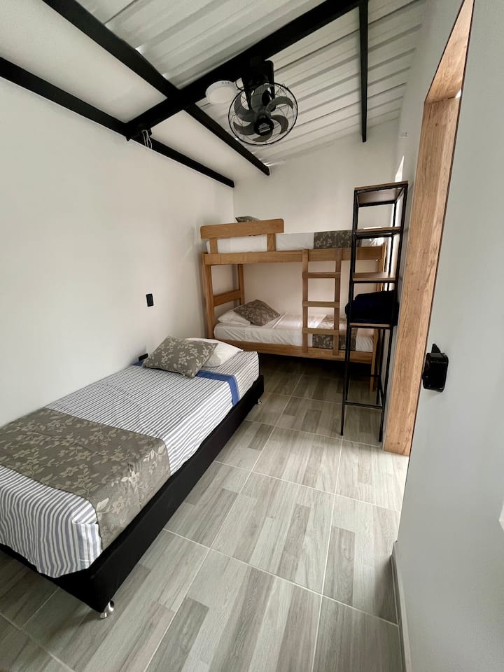 Hab 9. Baño Privado, 3 Personas, Hostal La 74 - Medellín