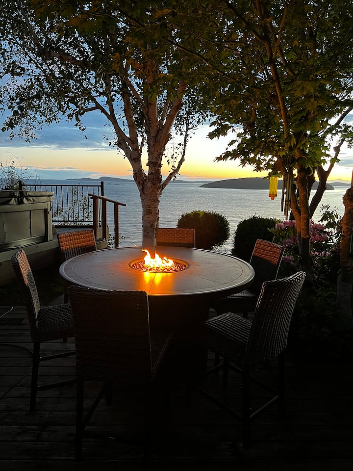 Crows Nest With Hot Tub! - Anacortes, WA