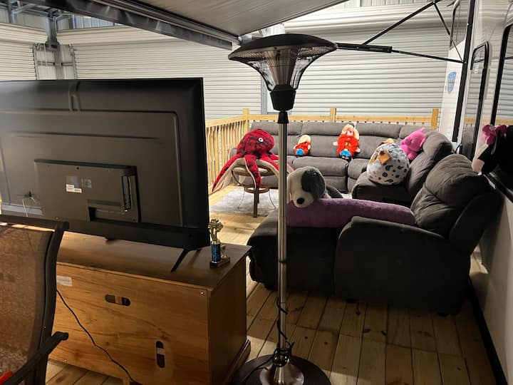Stay & Play@the Ultimate Indoor Glamping Fun Spot - Simpson Lakes