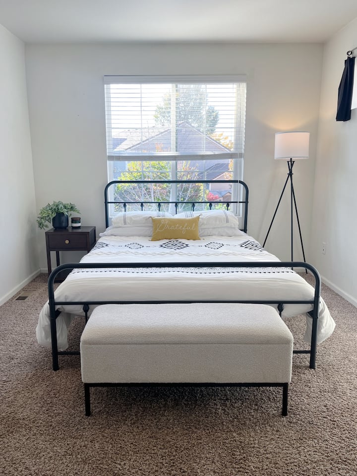 Spacious Room, Walk-in Closet - Loveland, CO