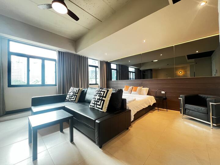 Cozy Lovely Silom Bangkok King Bed Work Roof View - Bangkok