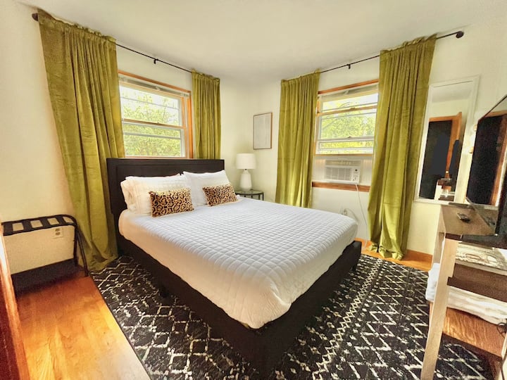 Queen Bedroom W/smart Tv - 1 Mile To Town Center - Rhinebeck, NY