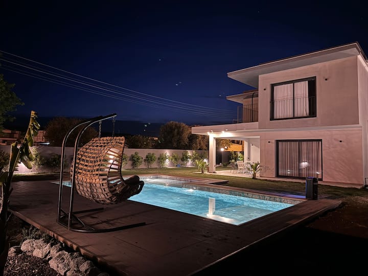 Denize Yakın 5+1 Havuzlu Villa - Çeşme