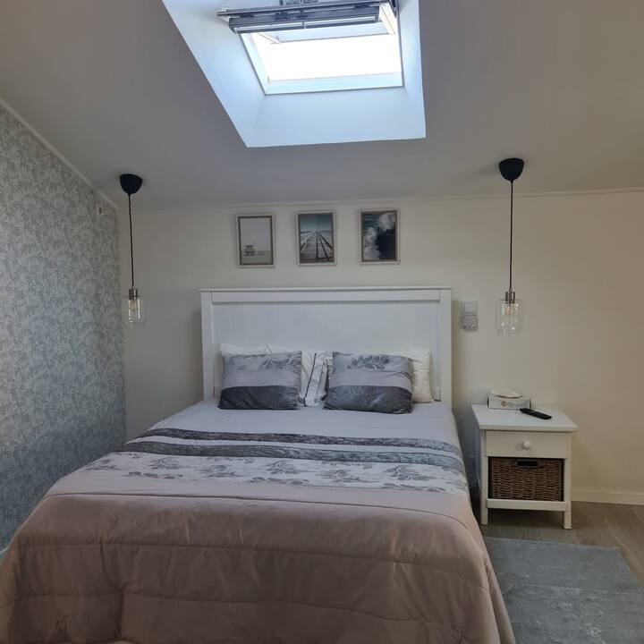 Big Bright Bedroom With En-suite Private Bathroom - Azores