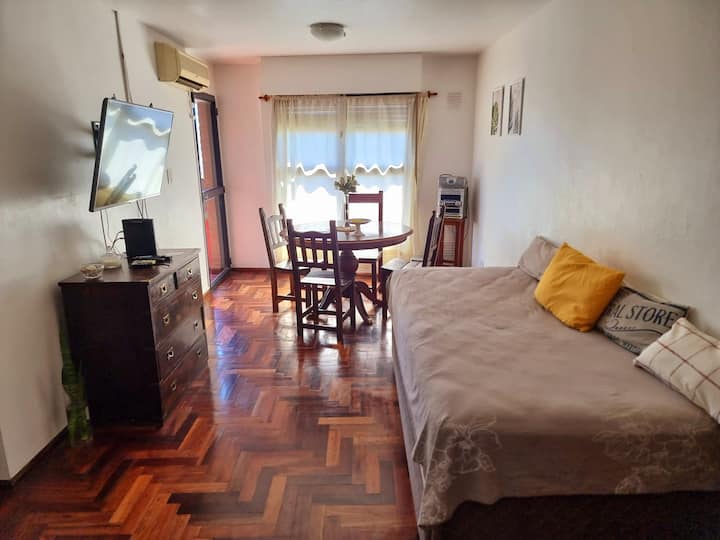 Cozy And Luminous Right In The Middle Of Guemes. - Córdoba