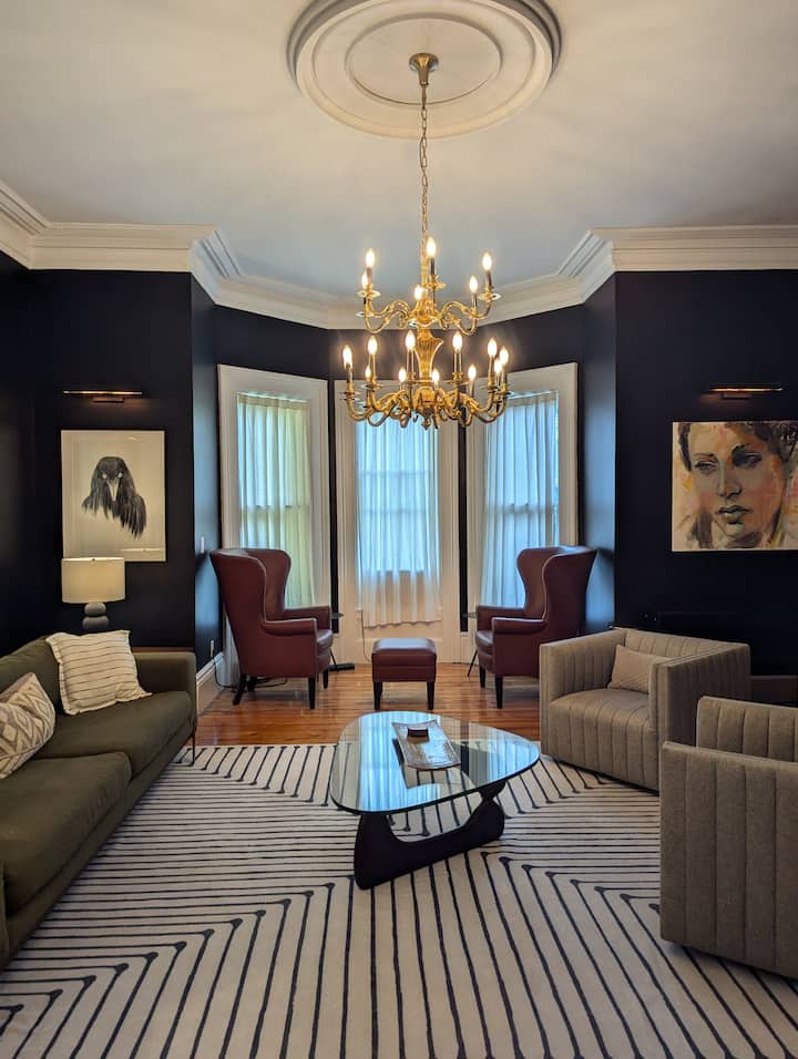 Executive Downtown Historic Home Sleeps 8+ - Fredericton
