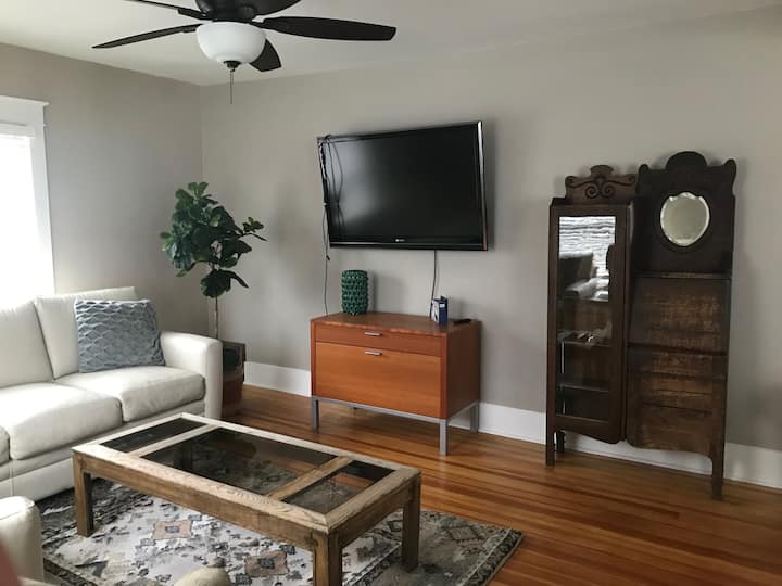 Gorgeous Upstairs Apartment - Davenport, IA
