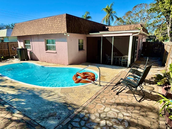3-bed/2-bath Home W/ Heated Pool | 4 Mins To Beach - Pinellas County, FL