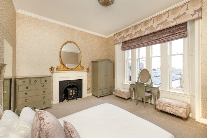 Argyl | 4 Bed Apt. On York Place, New Town - Edinburgh