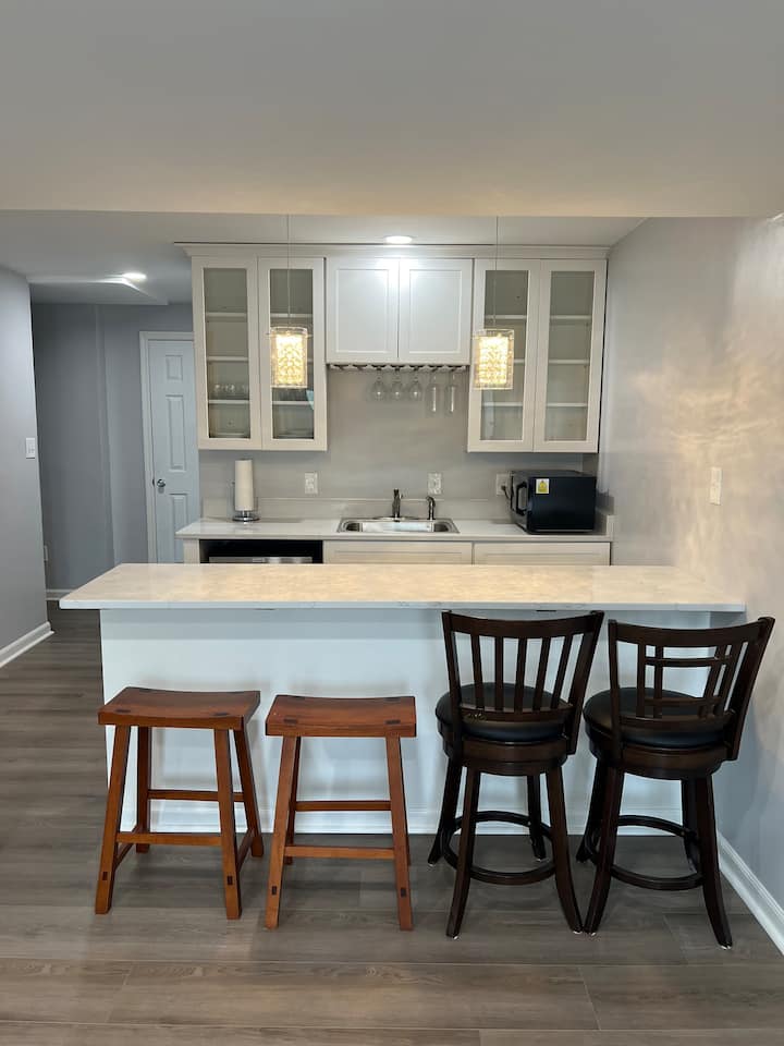 One Bedroom Suite & Bar, Mins From Psu And Stadium - State College, PA