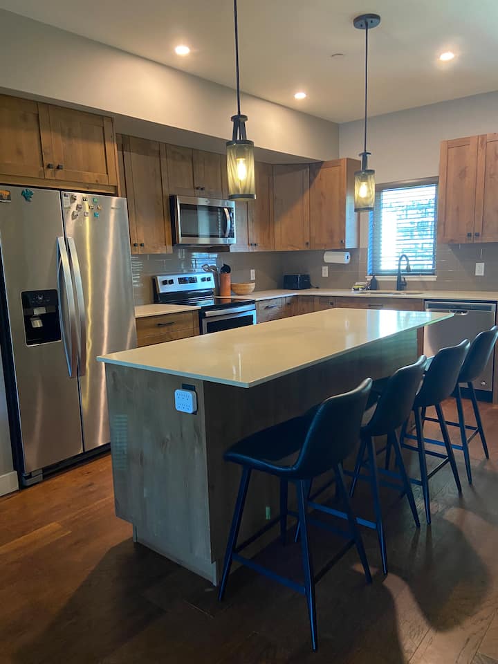 Sleeps 8, 3 Bdrm, Ski In/out, Private Hot Tub - Sun Peaks