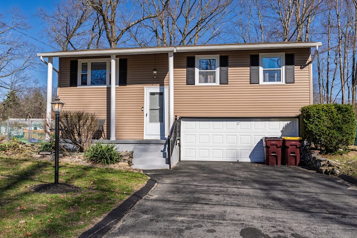 Renovated Near Downtown Saratoga | Spac Track Dogs - Saratoga Springs, NY