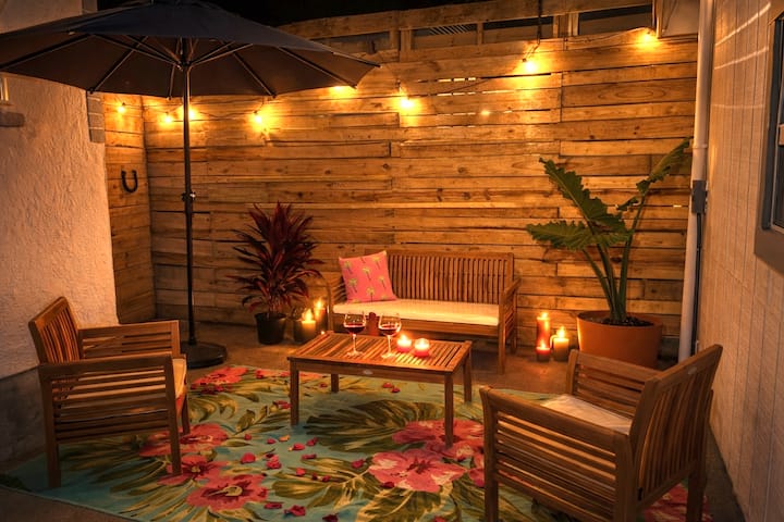Private Tampa Suite Patio Lounge Queen Bed - Tampa, FL