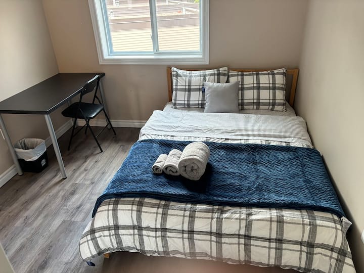 Room C In Clean, Quiet House - Waterloo
