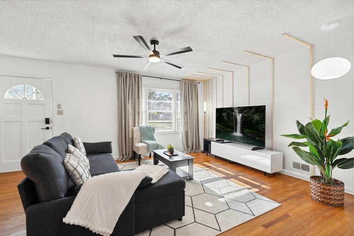 Modern & Cozy | Near Downtown | 75” Tv + Fast Wifi - Spartanburg, SC