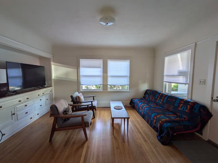 Solano Ave. Bungalow Getaway - El Cerrito, CA
