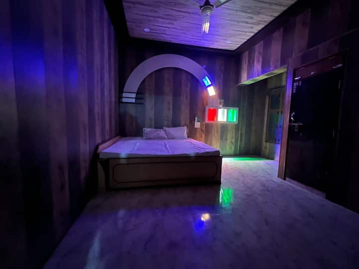 Cozy 2bhk Near Danghati Mandir - Govardhan