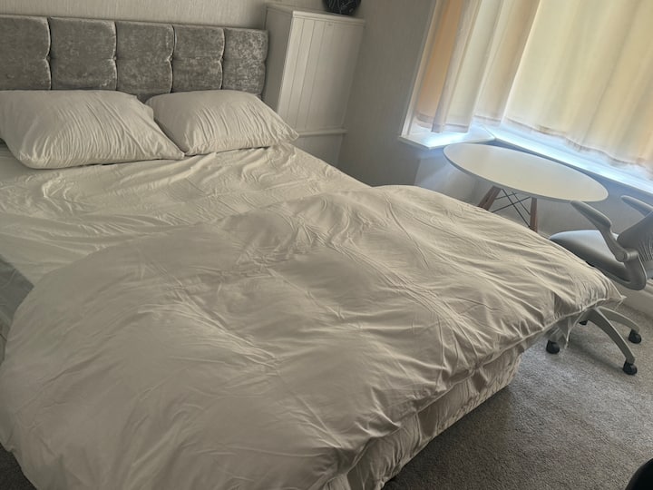 Lovely And Unique Room - Bury
