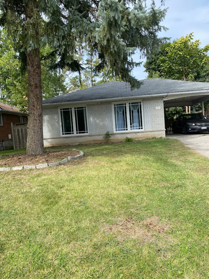 Spacious Next To Millpond 3bdrm House/yard/parking - Ontario