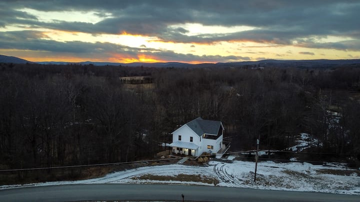 Modern Farmhouse By The Falls: Creek, Scenic Views - Kerhonkson, NY