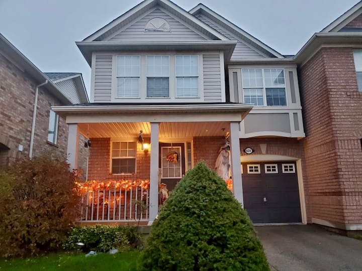 Executive Beautiful Townhome - Milton