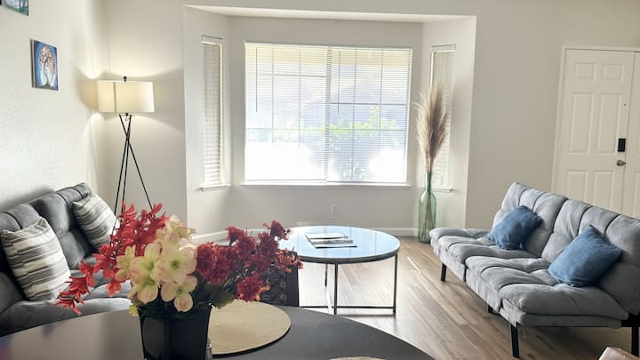 Spacious 4br Home W/ Fireplace & Hot Tub Fun - Palmdale, CA