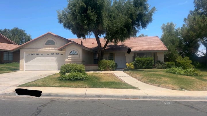 Elegant 4br Family Haven | Near Antelope Mall - Palmdale, CA