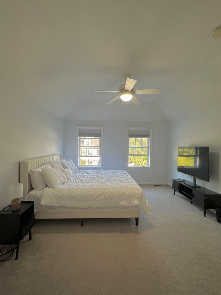 Master Bedroom Near Boston - Lowell, MA