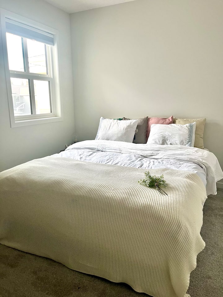 Warm Sunset Pr Bedroom Near Yyc - Calgary