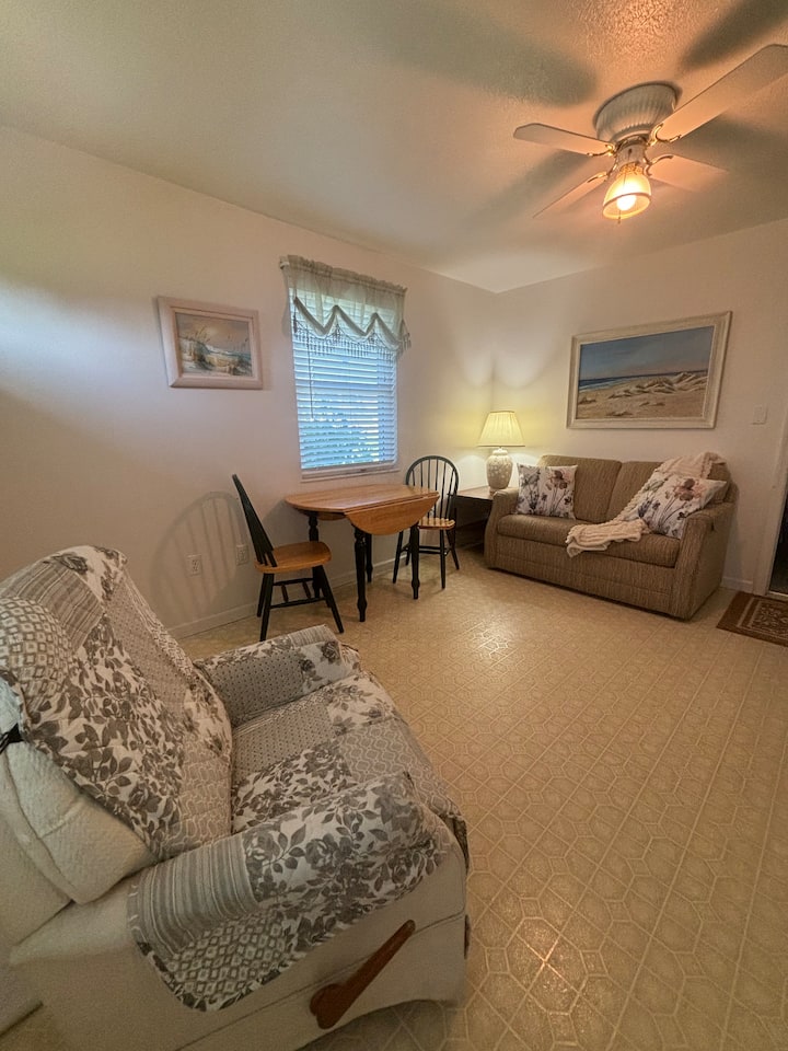 Suite Retreat In Pinecraft ( Unit 2 Of 3) - Sarasota, FL