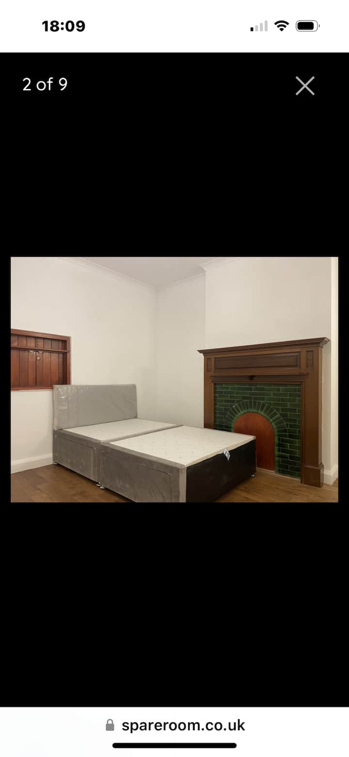 Large Bedroom Heritage Features - イギリス ベドフォード