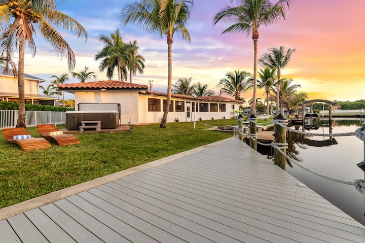 May Deal: Dock, Kayaks, Hot Tub, Fishing, Pets Fun - Fort Myers, FL