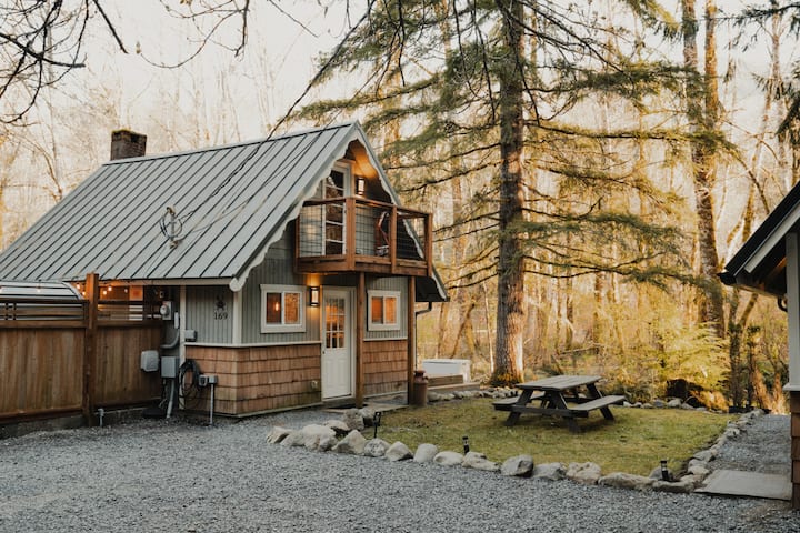 Mt Rainier Cottage-sauna! Hot Tub! Patio! Firepit! - Ashford, WA