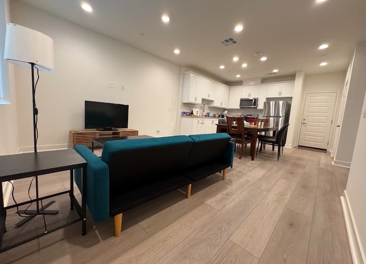 Modern Temp. Home Newly Built, Furnished 3b/2.5br - Eastvale, CA