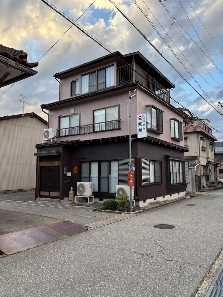 缘民宿/和風新改装,駅、スーパーにとても近い。無料駐車場2台あります。祝您在这里度过一个愉快的假期。 - Takayama