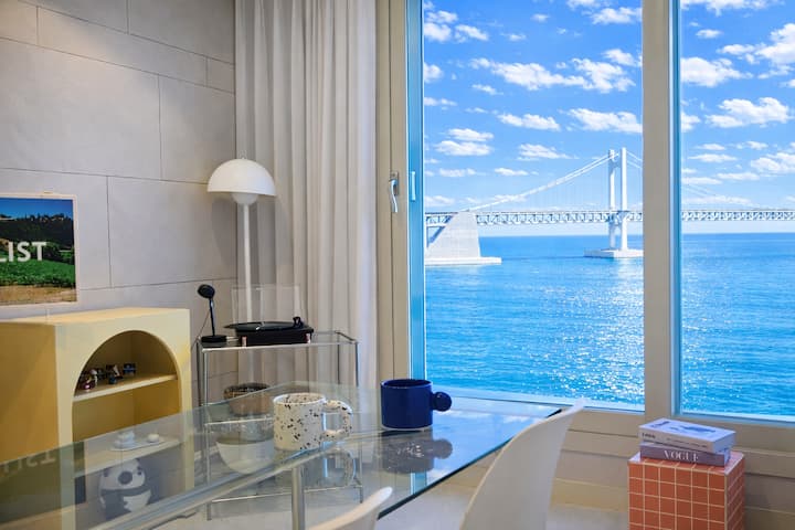 크레이지오션뷰/늦은체크아웃/방3개(침실2,거실1)/무료주차/퀸3,토퍼2/청결만점/넓은객실 - Busan