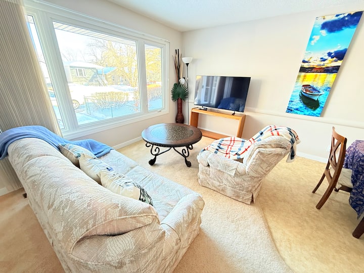 Spacious 3br | Self Check-in |Near Downtown Regina - Saskatchewan