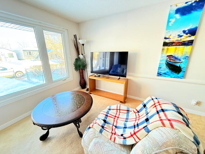 Cozy Main Floor With 3 Bedrooms And A Sofa Bed. - Regina