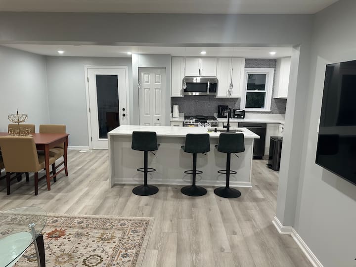 Modern 3 Bedroom 5 Beds Free Parking/wifi - Washington, DC