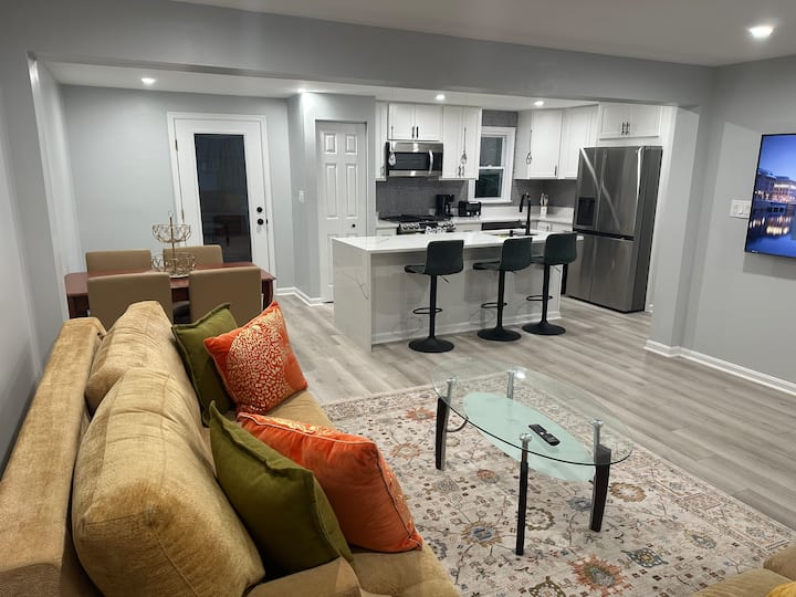 Cozy 3 Bedroom 1 Bath House Near Metro Station/ D - Silver Spring, MD