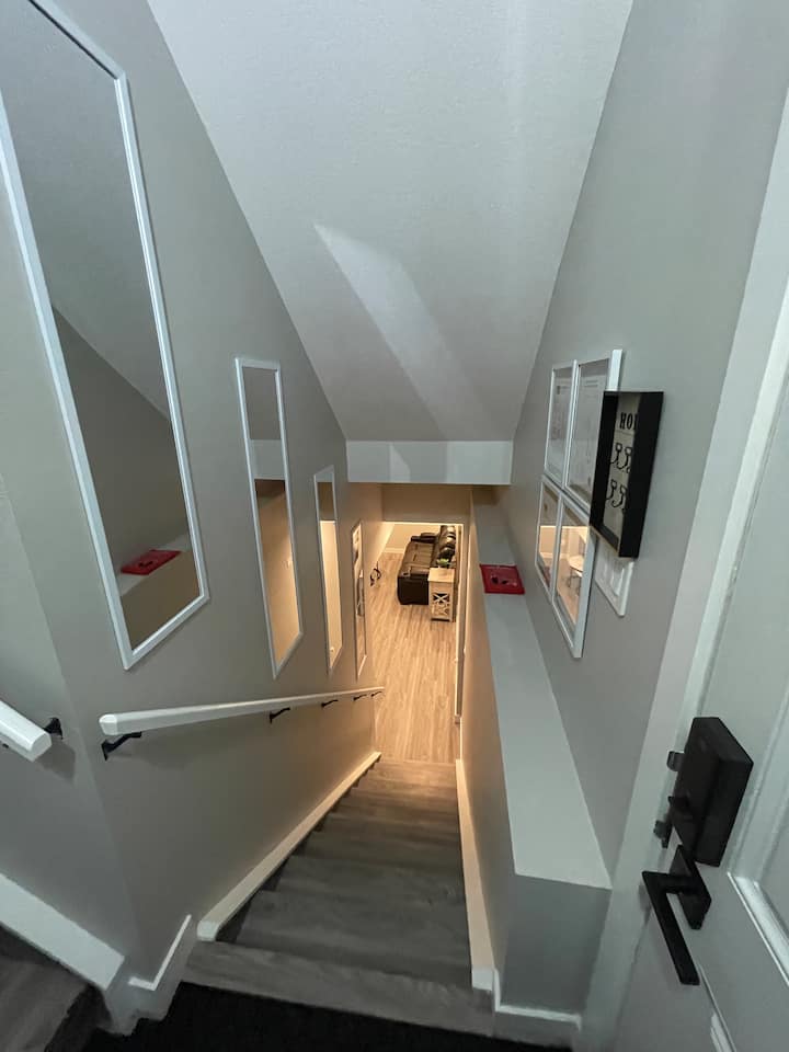 Luxury Living: Exclusive Legal Suite - Calgary