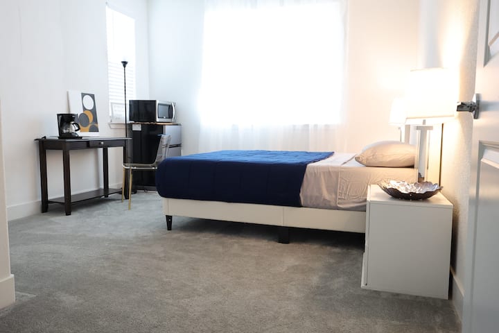 1-bedroom Suite For Rent – Private Bath & Closet - Brentwood, CA