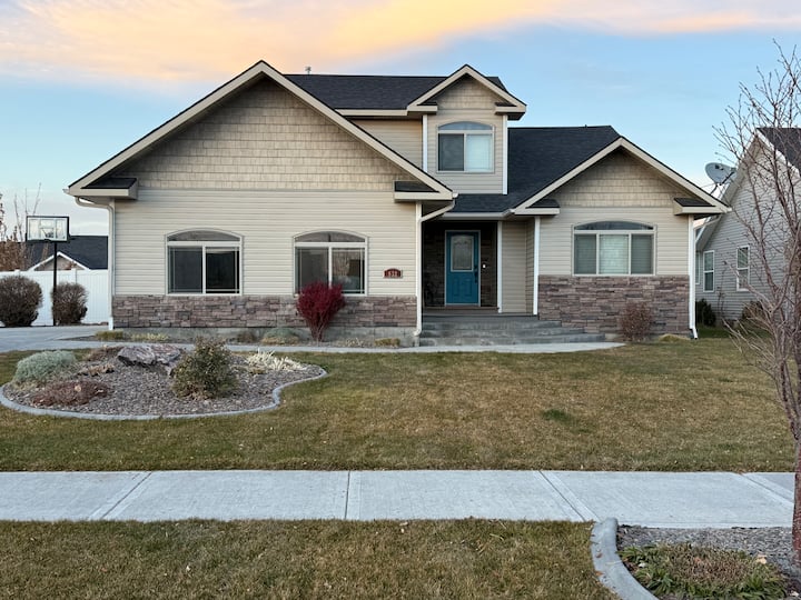 Classy Spacious Modern Home - Funland, Idaho Falls