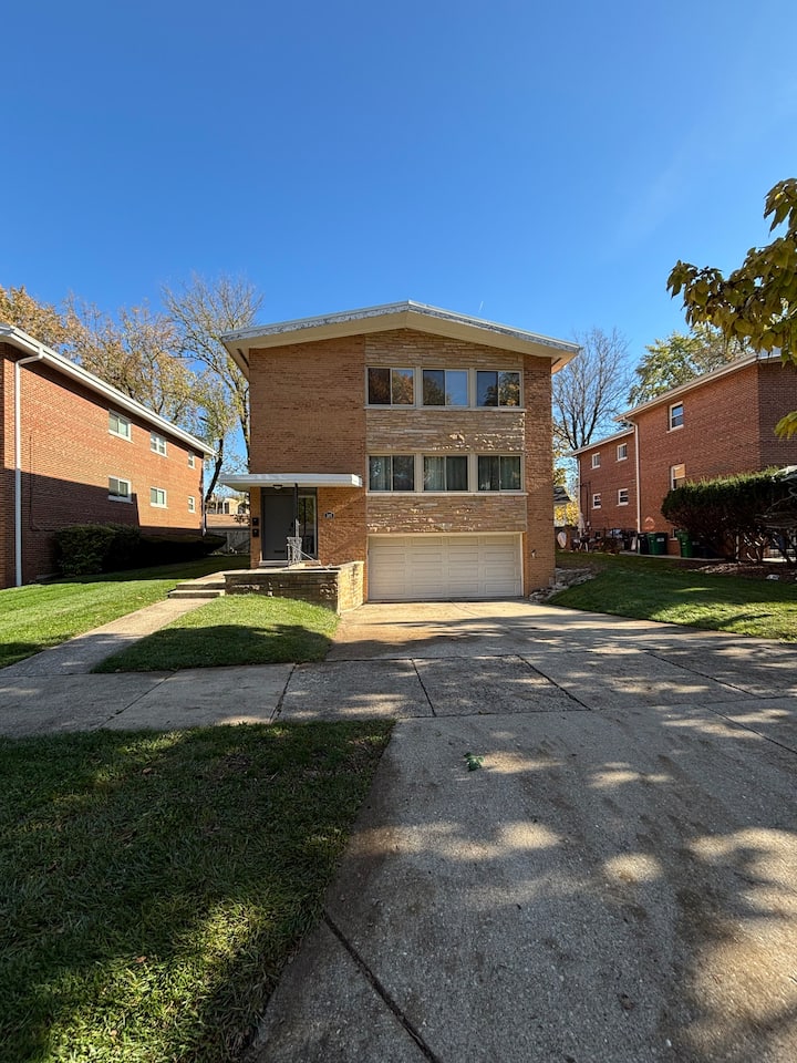 Down Town Oak Park Luxe Home, 3-bedroom, 2-bath - Oak Park, IL