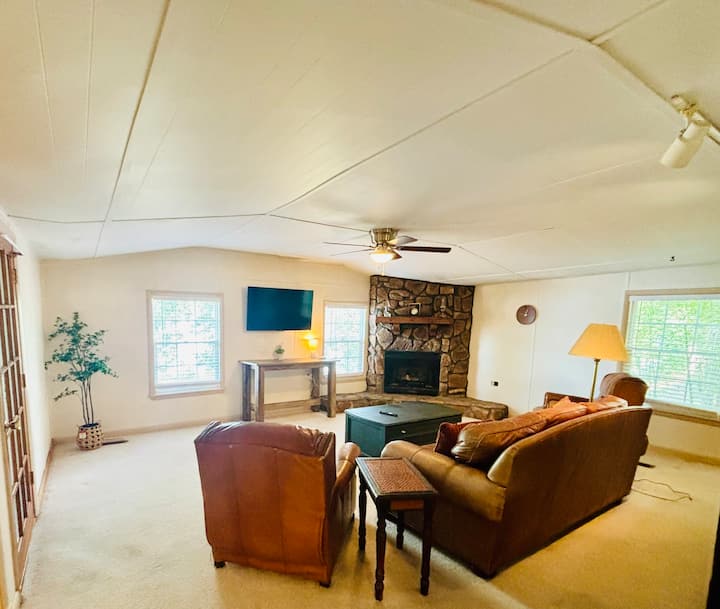 Logan Martin Lakefront Cabin - Splash Pad, Pell City