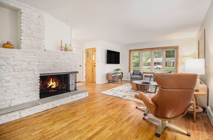 Mcm Charmer! Firepit * Bbq * Fast Wifi - South Bend, IN